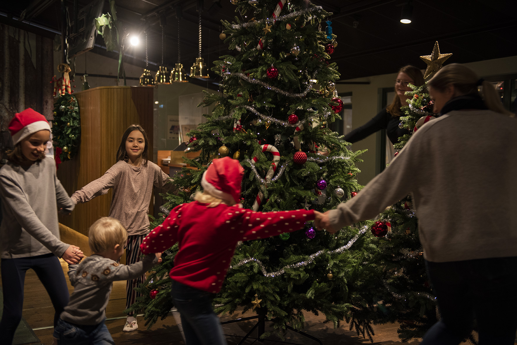 Julgransplundring med lek, dans och sagor | Junibacken